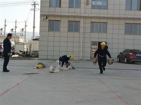 成纪消防救援站组织开展两人五盘水带连接操训练 指战员
