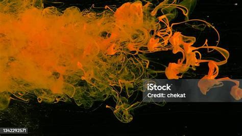 멋진 추상적 배경 회색 배경에 컬러 잉크 구름 노란색 수채화는 검은 색 배경에 물에 페인트 데스크톱 벽지 폭발에 대한 스톡 사진 및 기타 이미지 Istock