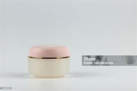 카피 공간으로 스킨케어와 미용학 모형 화장품용 무브랜드 플라스틱 항아리 텍스트 및 디자인용 Id 템플릿 브랜딩 0명에 대한 스톡 사진 및 기타 이미지 Istock