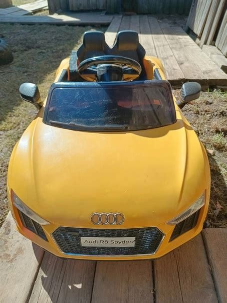 Продам машинку новый аккумулятор заводится с ключа музыка пульт для управления свет передних