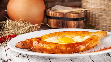 전통 그루지야요리와 아르메니아 요리 술루구니 치즈와 달걀 노른자를 곁들인 카차푸리 배경 이미지 복사 공간 선택적 초점 0명에 대한 스톡 사진 및 기타 이미지 Istock