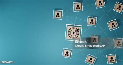 검은색 다트판과 검은색 화살표 연결은 고객 중심 대상 그룹 및 고객 관계 관리 개념을 위한 인간 아이콘과 연결됩니다 0명에 대한 스톡 사진 및 기타 이미지 Istock