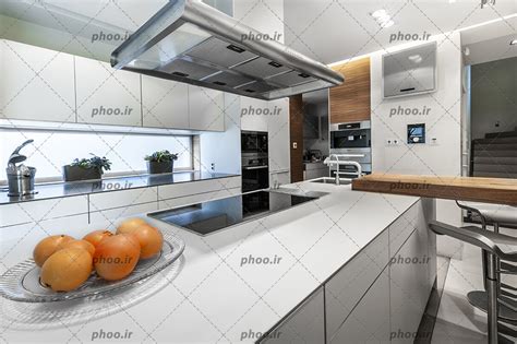 عکس مهندس در حال اشاره به چیزی در پس زمینه سفید عکس با کیفیت و تصاویر