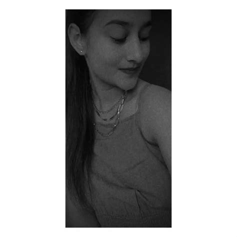 dᴇvᴀɴsнι sнᴀʀмᴀ♡ devanshi 111 threads say more