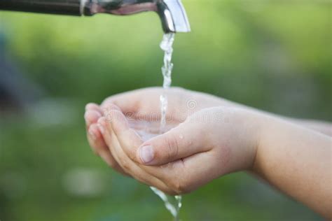 Junge W Scht Seine Hand Unter Dem Hahn Im Garten Stockbild Bild Von