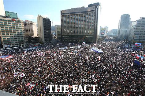 [tf포토] 박근혜 탄핵 반대 집회에 등장한 대형 성조기 포토 기사 더팩트