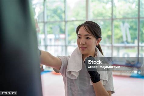 아름 다운 여성 아시아 권투 선수 행복 하 고 재미 피트니스 복싱과 가방 펀치 가방에 대한 스톡 사진 및 기타 이미지 가방 개성 개념 건강관리와 의술 Istock