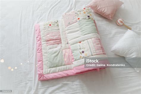 분홍색 패치 워크 담요아늑한 베이비 침대 아기 침구 유아반용 침구와 직물 낮잠과 수면 시간 낮잠에 대한 스톡 사진 및 기타