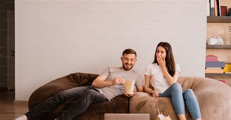 행복한 커플은 함께 식사하고 노트북으로 영화를 보면서 함께 시간을 즐긴다 사진 Unsplash의 기쁨 이미지