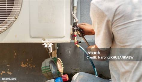에어컨을 수리하는 전기 기술자 기술자가 냉기 공기 압축기를 점검하고 있습니다 건설 산업에 대한 스톡 사진 및 기타 이미지