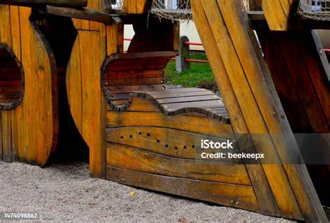 어린이 등반 프레임의 보드 구멍 놀이터에는 나무가 늘어선 벤치 어린이를위한 유치원의 샌드 박스 물결 모양 선베드 손가락 모양 0명에 대한 스톡 사진 및 기타 이미지 Istock