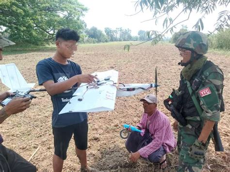 ရေဦးမြို့ အနောက်အထွက်ရှိ စက်မှုလယ်ယာရုံးအတွင်း ဝင်ရောက်လာသော စစ်ကောင်စီ တပ်သားများကို ဒရုန်းဖြင့