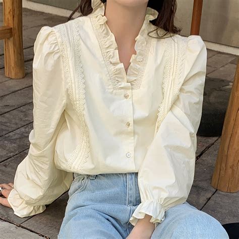 브이넥 프릴 디테일 레이스 스티치 셔츠 2j113318