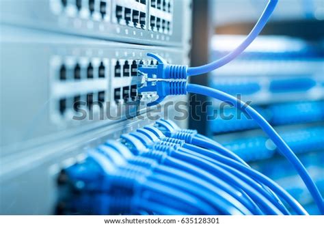 Cables De Red Conectados A Un Conmutador