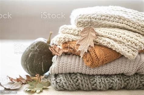 흐릿한 흰색 배경에 가을 옷장에서 따뜻한 니트 항목의 스택 0명에 대한 스톡 사진 및 기타 이미지 0명 가을 구도 Istock