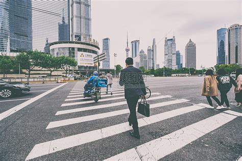 商务人士行走路口高清图片下载 正版图片500363157 摄图网