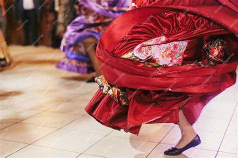 Hermosas Chicas Gitanas Bailando Con Ropa Tradicional Colorida Festival