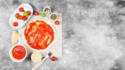 피자 반죽 그리고 회색 배경에 피자 재료 보기 상위 공간을 복사 합니다 음식 배경 고기에 대한 스톡 사진 및 기타 이미지 고기 그린 올리브 노랑 Istock