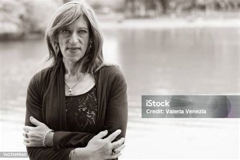 트랜스젠더 남성은 화장을 하고 여자의 옷을 입는다 공간을 복사합니다 트랜스젠더에 대한 스톡 사진 및 기타 이미지 트랜스젠더 복장 도착 트랜스섹슈얼 Istock