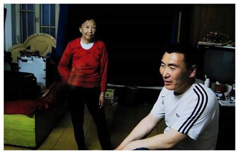 85岁马玉琴下床艰难，李玉成在一旁冷眼旁观，录视频开心跳舞妻子行为直播