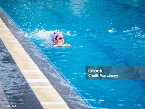 수영복을 입고 수영장에서 배우고 킥보드에서 수영을 배우고 훈련하는 아시아 어린이 또는 어린 소녀 6 7 살에 대한 스톡 사진 및 기타 이미지 Istock
