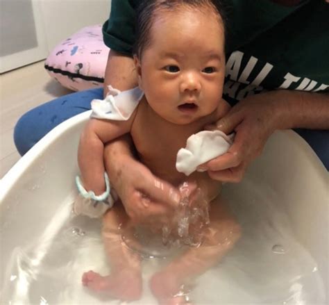 신생아 목욕시키는 방법 시간 온도 주기 목욕용품 에 대해서 알아보기 네이버 블로그