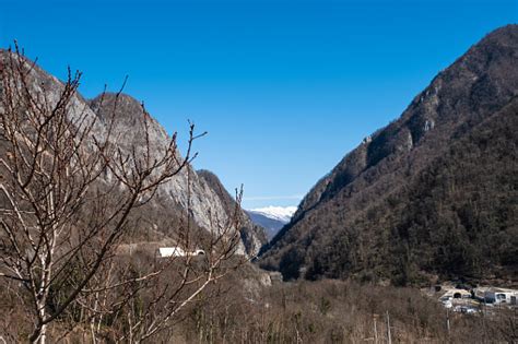 코카서스 산맥의 아크쓰 협곡은 스키 리조트 크라스나야 폴리아나로 가는 오래된 길에 있는 전망대 수도원에서 부터 러시아 겨울에 대한 스톡 사진 및 기타 이미지 Istock