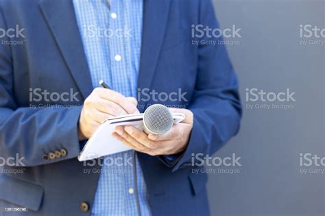 기자 나 기자 회견에서 마이크를 들고 메모를 작성 세계 언론 자유의 날 개념 Live Event에 대한 스톡 사진 및 기타 이미지 Live Event 매스컴 메모장