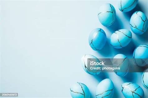 밝은 파란색 배경에 대리석 돌 효과가 있는 부활절 달걀 평면도 플랫 레이 0명에 대한 스톡 사진 및 기타 이미지 0명 4월 개념 Istock