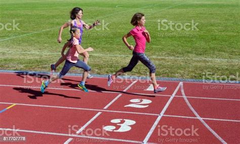 가족 피트 니스 어머니와 아 이들이 경기장 트랙 교육 및 어린이 스포츠 건강 한 라이프 스타일 개념에서 실행 가족에 대한 스톡 사진 및 기타 이미지 Istock