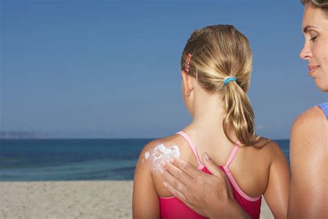 손으로 적용하기 위해 해변의 여자아이 자외선 차단제를 가족에 대한 스톡 사진 및 기타 이미지 가족 귀여운 금발 머리 Istock