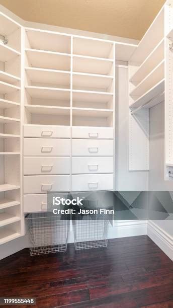 수직 완전히 장착 빈 흰색 워크 인 옷장 밝은 인테리어 0명에 대한 스톡 사진 및 기타 이미지 0명 건축 깨끗한 Istock