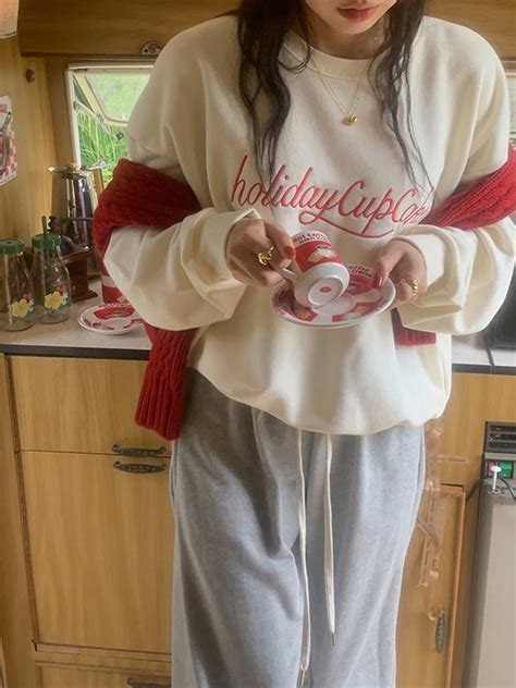 프렌치오브 [일반 기모ver][made]홀리데이 레터링 루즈핏 자수 겨울 맨투맨 3color 기모맨투맨 데이트룩 캠핑룩