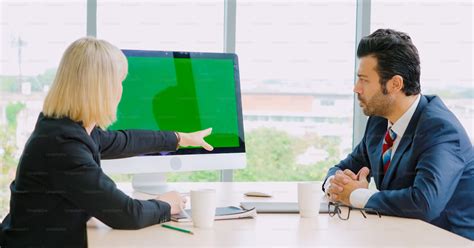 사무실 테이블에 녹색 스크린 크로마 키 Tv 또는 컴퓨터가 있는 회의실의 비즈니스 사람들 화상 회의에서 만나는 사업가와 사업가의 다양한 그룹 사진 Unsplash의