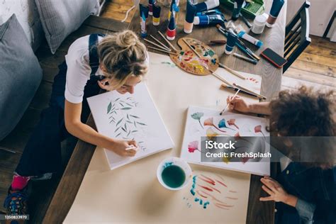 집에서 함께 그림을 그리는 두 명의 익명의 여성 아티스트 색칠한 이미지에 대한 스톡 사진 및 기타 이미지 색칠한 이미지