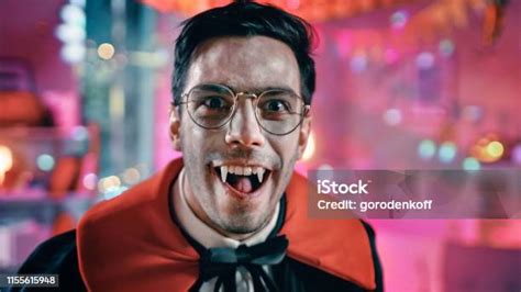 할로윈 의상 파티 수의 초상화 드라큘라 미소 웃음 그의 치명적인 피 묻은 송곳 니를 보여줍니다 배경에 무서운 물건으로 장식 된 객실 치명적인 푸른 색 감정에 대한 스톡 사진