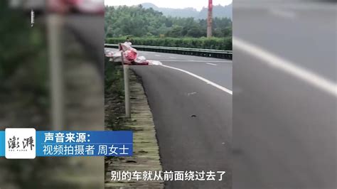 暖心帧丨高速路遇广告布掉落路中央，男子停车手动移开凤凰网视频凤凰网