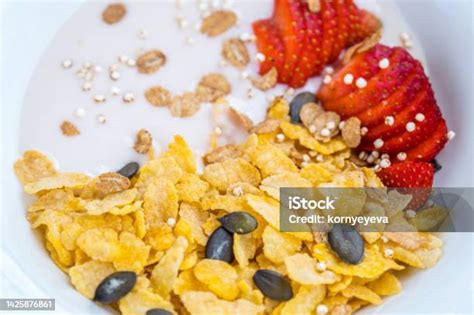 익은 딸기 요구르트 및 콘플레이크 건강한 아침 식사 개념 0명에 대한 스톡 사진 및 기타 이미지 0명 갈색 개념 Istock