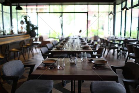 餐桌上装有银器碗和餐高清图片下载 正版图片503952560 摄图网