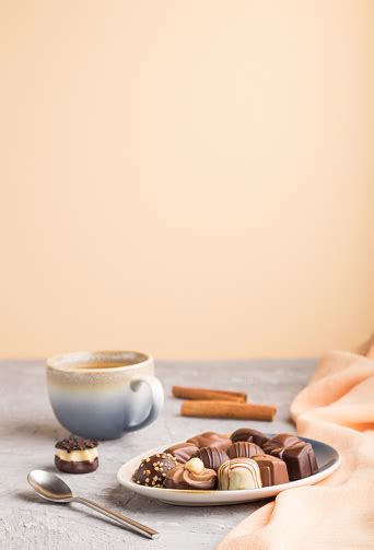 회색과 주황색 배경과 오렌지 섬유에 다른 초콜릿 사탕과 커피 한 잔 측면 보기 클로즈업 선택적 초점 복사 공간 0명에 대한 스톡 사진 및 기타 이미지 Istock