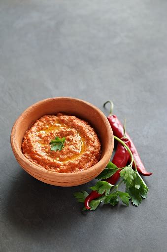 파프리카 딥입니다 신선한 파 슬 리와 마늘 양파 견과류 구운된 파프리카에서 전통적인 중동 딥 건강한 식생활에 대한 스톡 사진 및