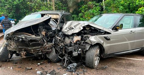 brutal accidente de la figura del ajax y la selección de camerún en su país su coche quedó