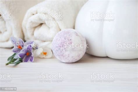 사프란 꽃 향기로운 바다 소금 꽃병 및 수건 스파 미용 및 건강 살롱을 위한 컨셉 흰색 나무 배경 선택적 초점에 사진을 닫습니다 0명에 대한 스톡 사진 및 기타 이미지