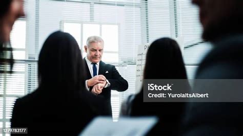 실무그룹과의 회의에서 보고서를 작성하는 재무관리자 경영자에 대한 스톡 사진 및 기타 이미지 경영자 교육 교육 강좌 Istock