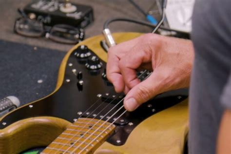 How To Tune An Electric Guitar With A Tuner 3 Ways To Get In Tune