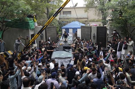 Pakistan Police Raid Former Pm Imran Khans Home Arrest 30 Daily Sabah
