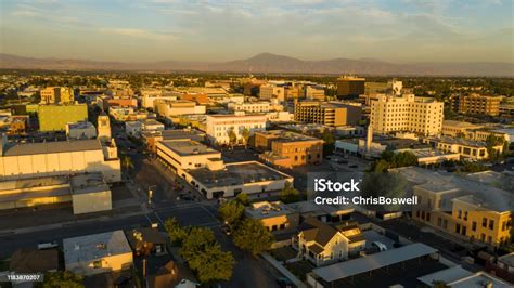 늦은 오후 태양은 베이커스 필드 캘리포니아 주변의 건축과 풍경을 안타 베이커스필드에 대한 스톡 사진 및 기타 이미지 베이커스필드 캘리포니아 거리 Istock