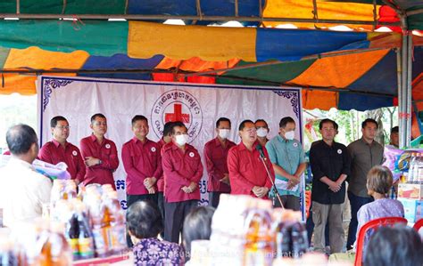 ឯកឧត្តម សុខ លូ អញ្ជើញចុះសួរសុខទុក្ខ សំណេះសំណាល និងចែកជូនអំណោយដល់បងប្អូនប្រជាពលរដ្ឋចំនួន ៧៥