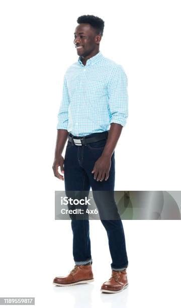전체 길이 사이드 뷰 프로필 보기 1인 2029세 성인 잘생긴 사람 곱슬 머리 흑발 아프리카 민족 아프리카계 미국인 민족 세대 Z 남성 젊은 남성 20 24세에 대한 스톡