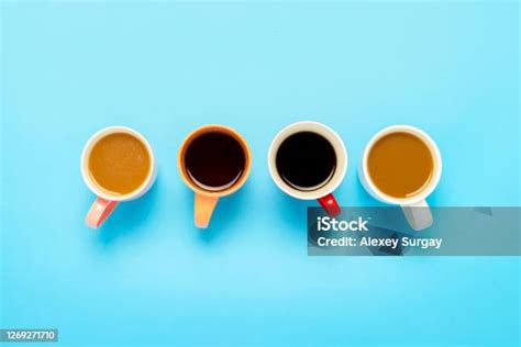 뜨거운 음료 커피 카푸치노 파란색 배경에 우유를 곁들인 커피컵 컨셉 커피숍 친구 만남 친구들과 아침 식사 친절한 팀 배너 플랫 레이 상단 보기 0명에 대한 스톡 사진 및